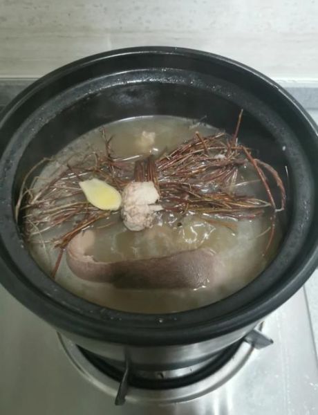 鸡骨草煲猪横利的功效与作用_适合哪些人喝-第1张图片-山城妙识