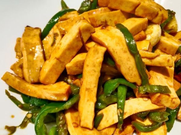 青椒炒五香豆干怎么做_五香豆干要不要焯水-第3张图片-山城妙识 青椒炒五香豆干怎么做_五香豆干要不要焯水-第3张图片-山城妙识