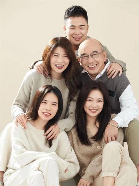 全家福照片怎么拍温馨_全家福拍照姿势有哪些-第2张图片-山城妙识