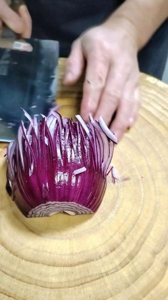 洋葱怎么切不辣眼睛_洋葱切丝技巧-第1张图片-山城妙识