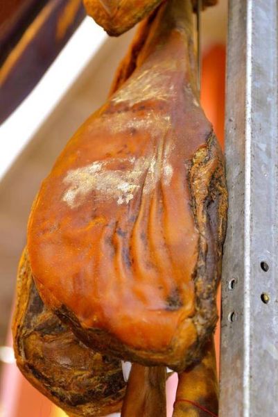 金华火腿腌制全过程_传统工艺揭秘-第1张图片-山城妙识 金华火腿腌制全过程_传统工艺揭秘-第1张图片-山城妙识