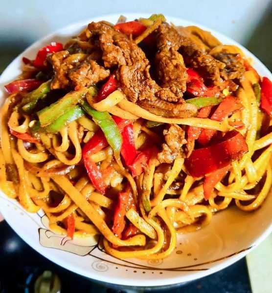 黑椒牛柳炒意面怎么做_黑椒牛柳炒意面酱汁比例-第1张图片-山城妙识