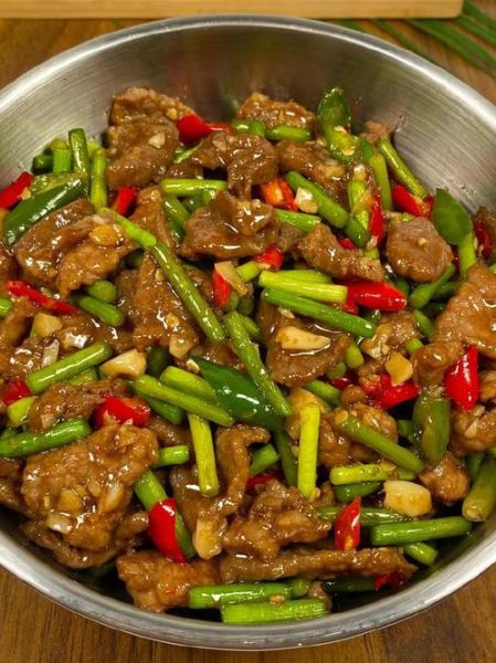 蒜苔炒牛肉怎么做_蒜苔炒牛肉用哪个部位最好-第1张图片-山城妙识