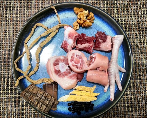 猪尾巴炖什么治腰疼_猪尾巴炖杜仲有效吗-第1张图片-山城妙识