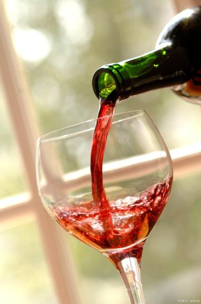 雪碧兑红酒为啥叫情人鹤顶红_雪碧红酒混合饮品的由来-第1张图片-山城妙识