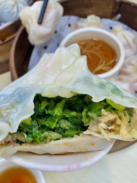 上海最有名的小吃在哪里吃_生煎包和小笼包哪家正宗-第1张图片-山城妙识