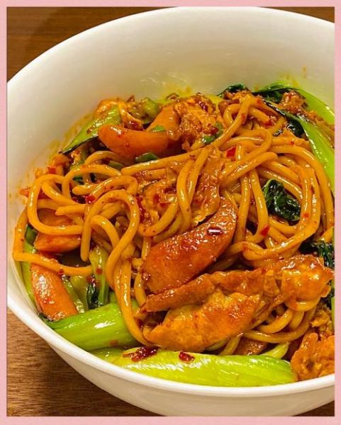 火腿炒面怎么炒不粘锅_火腿炒面图片里放什么配菜-第3张图片-山城妙识