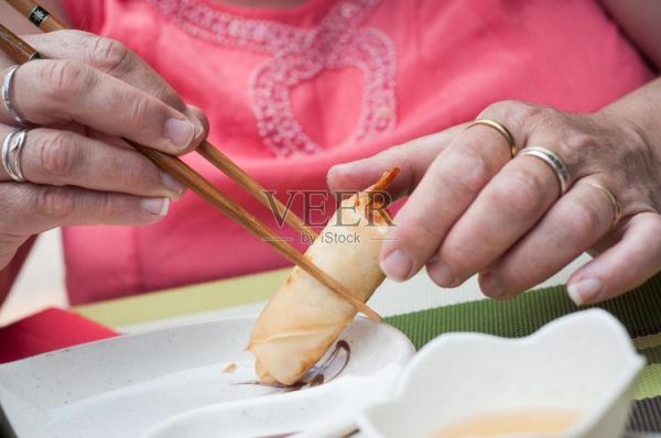 夹春卷是当场被很多人看到吗_夹春卷现场目击人数-第1张图片-山城妙识
