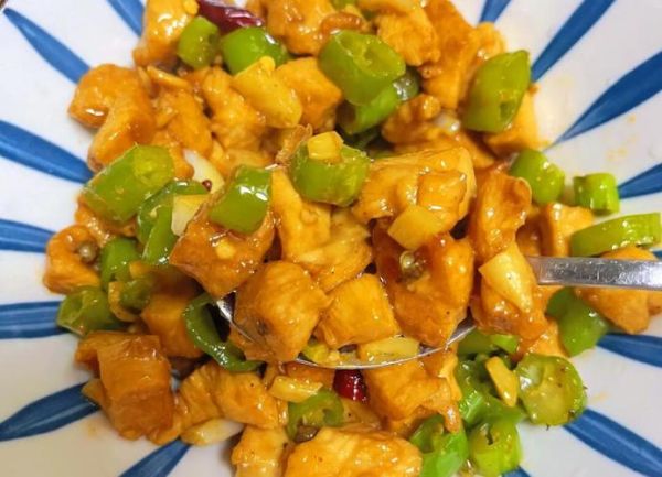 青椒辣子鸡丁怎么做_辣子鸡丁要不要焯水-第1张图片-山城妙识