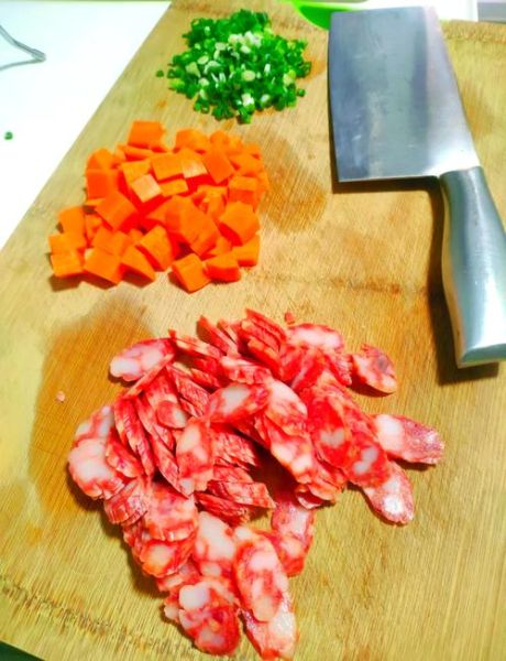 腊肠饭的做法电饭煲_腊肠饭要放水吗-第1张图片-山城妙识 腊肠饭的做法电饭煲_腊肠饭要放水吗-第1张图片-山城妙识