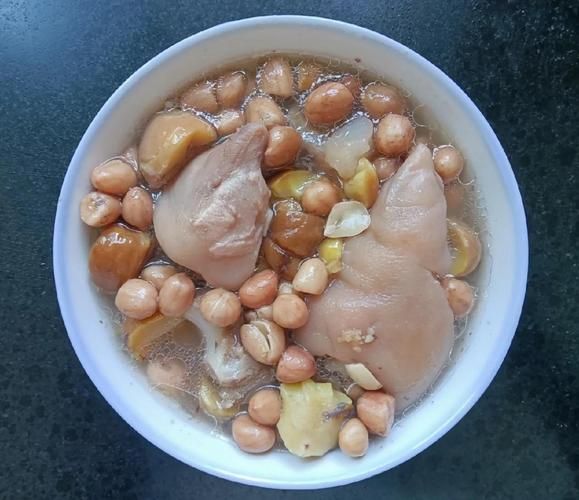 花生米炖猪蹄汤怎么做_猪蹄汤去腥技巧-第1张图片-山城妙识