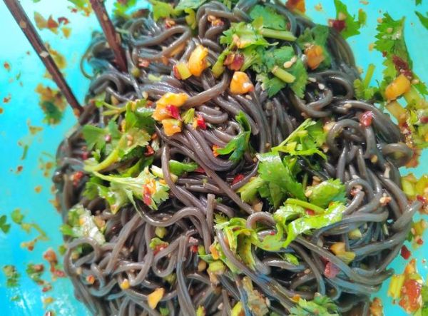 凉拌蕨根粉丝怎么做_蕨根粉丝焯水几分钟-第3张图片-山城妙识