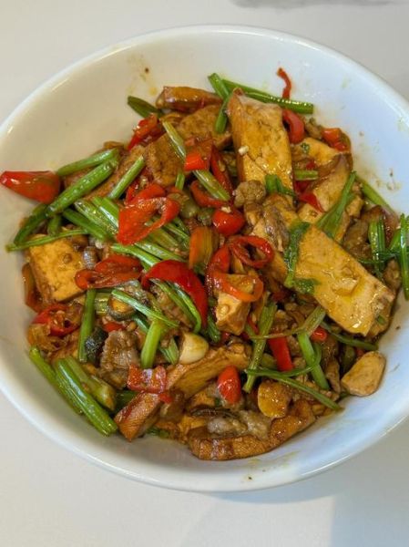 芹菜香干炒肉怎么做_芹菜香干炒肉家常做法-第3张图片-山城妙识