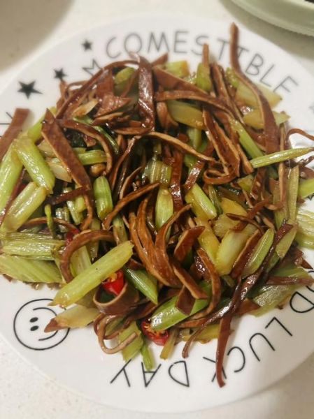 芹菜香干炒肉怎么做_芹菜香干炒肉家常做法-第2张图片-山城妙识