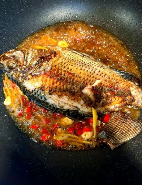 炖罗非鱼的家常做法_罗非鱼怎么炖才嫩-第1张图片-山城妙识