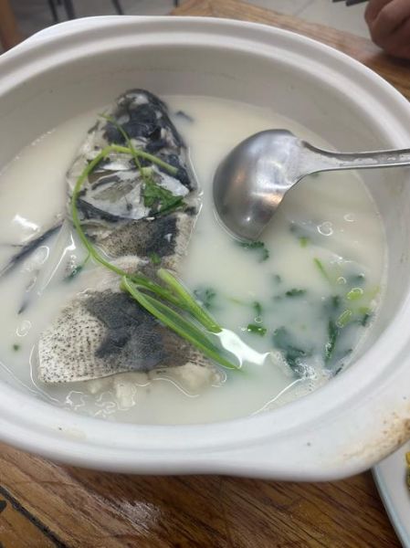 酸菜鱼头汤怎么做_酸菜鱼头汤用什么鱼-第3张图片-山城妙识