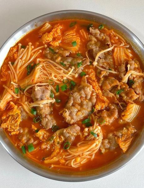 西红柿金针酸汤肥牛怎么做_酸汤肥牛热量高吗-第1张图片-山城妙识