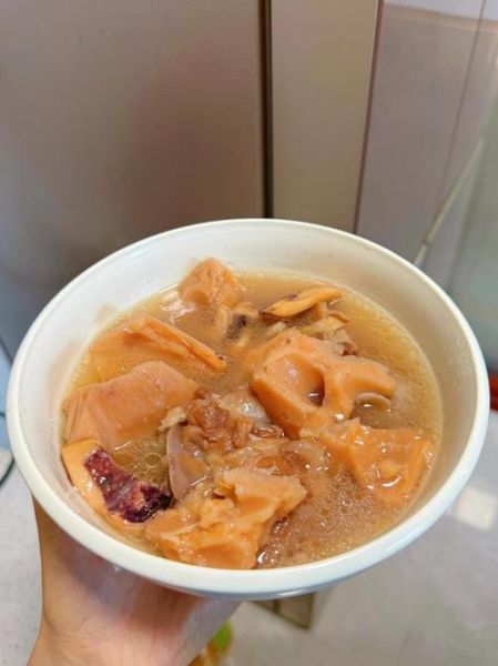 莲藕猪骨汤还可以放什么材料_莲藕猪骨汤加什么更鲜甜-第2张图片-山城妙识