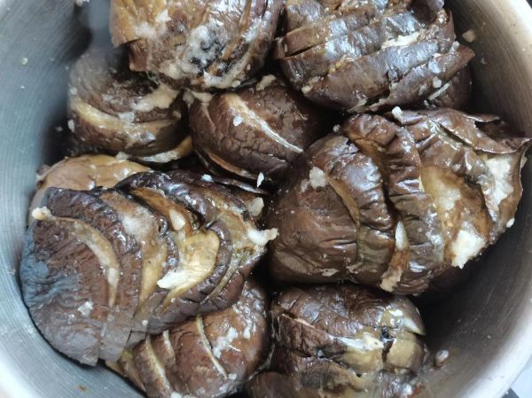 小茄子怎么腌制好吃_家常小茄子腌制方法-第3张图片-山城妙识