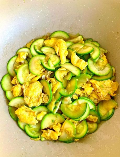 西葫芦炒鸡蛋怎么炒好吃_西葫芦炒鸡蛋需要焯水吗-第1张图片-山城妙识