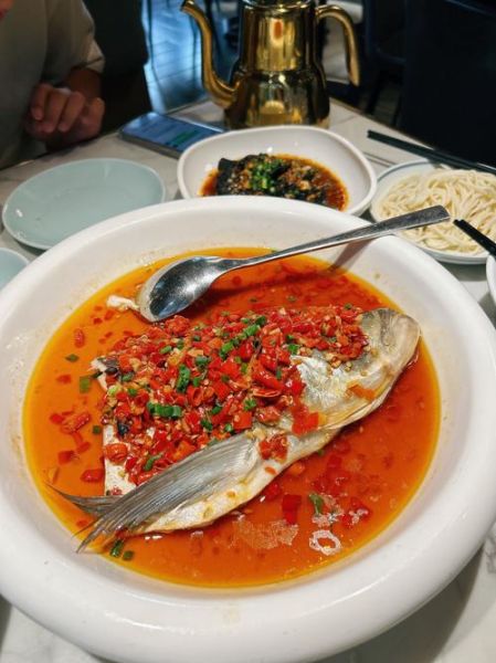 湖南美食有哪些特色_剁椒鱼头怎么做才正宗-第1张图片-山城妙识