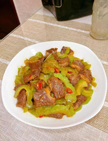 苦瓜肉片怎么炒_苦瓜炒肉片先焯水还是直接炒-第1张图片-山城妙识
