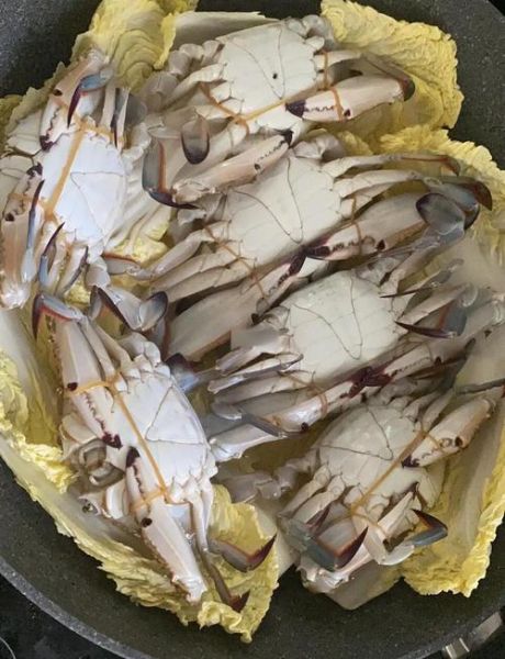 冻螃蟹直接蒸么还是先解冻_冷冻螃蟹蒸多久才熟-第1张图片-山城妙识