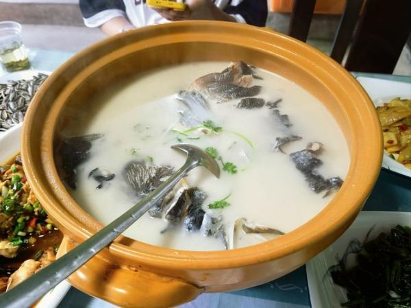 鱼头炖汤放什么食材好_鱼头汤怎么炖才白-第3张图片-山城妙识