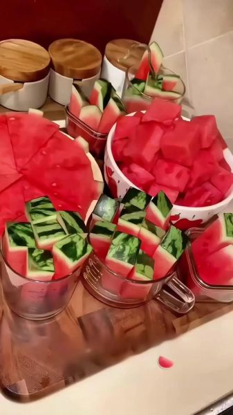 西瓜果盘怎么切好看_西瓜果盘摆盘技巧-第2张图片-山城妙识