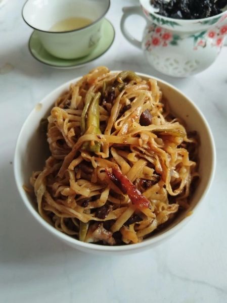 干挂面怎么做焖面不粘_干挂面焖面不糊锅技巧-第3张图片-山城妙识 干挂面怎么做焖面不粘_干挂面焖面不糊锅技巧-第3张图片-山城妙识