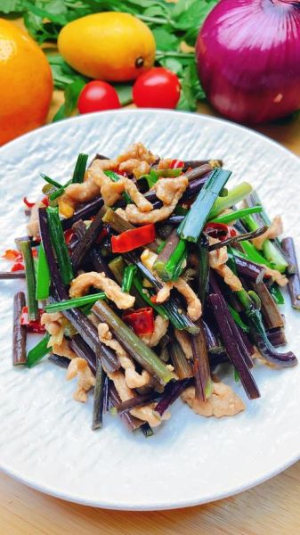 炒蕨菜怎么炒才好吃_蕨菜焯水几分钟去涩味-第3张图片-山城妙识