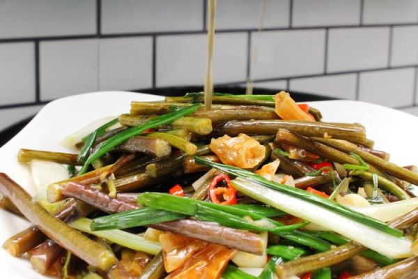 炒蕨菜怎么炒才好吃_蕨菜焯水几分钟去涩味-第1张图片-山城妙识