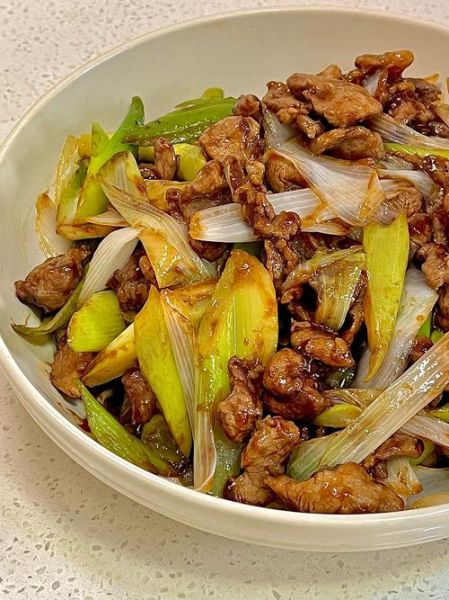 葱爆羊肉盖饭怎么做_葱爆羊肉盖饭热量高吗-第1张图片-山城妙识