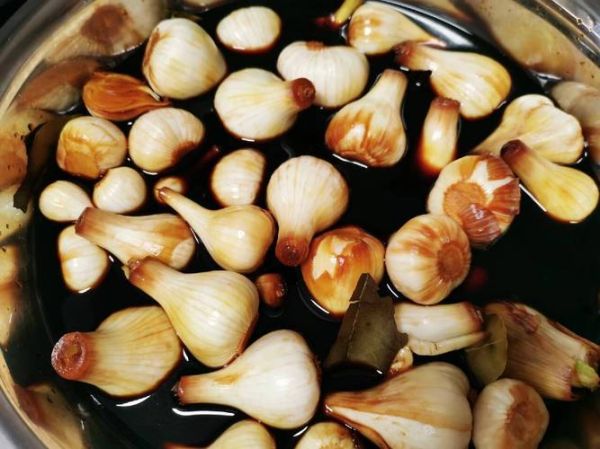 正宗酱油蒜的腌制方法窍门_酱油蒜怎么腌制才脆爽不苦-第1张图片-山城妙识