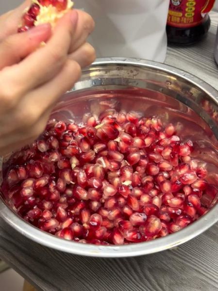 怎样剥石榴又快又好_剥石榴不脏手的技巧-第2张图片-山城妙识