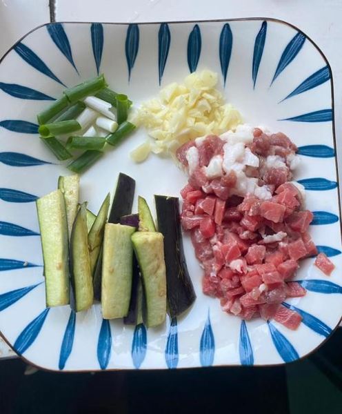 瘦肉炒茄子怎么做才好吃_茄子不吸油的小窍门-第3张图片-山城妙识