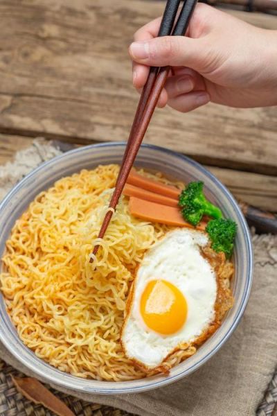 怎么煮方便面加鸡蛋好吃_鸡蛋怎么放才不腥-第2张图片-山城妙识