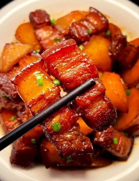 土豆烧肉怎么做_家常土豆烧肉先炒还是先炖-第1张图片-山城妙识