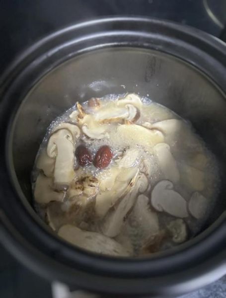 新鲜松茸炖鸡怎么做_松茸炖鸡功效与禁忌-第3张图片-山城妙识