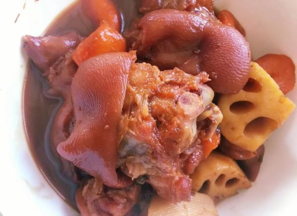 莲藕焖猪脚怎么做_莲藕焖猪脚要焯水吗-第2张图片-山城妙识