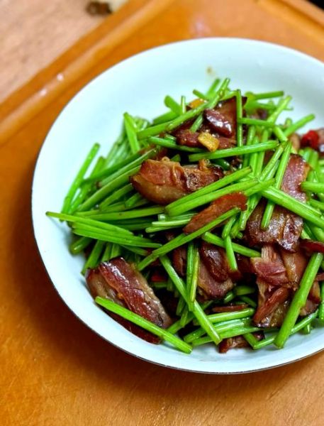 藜蒿腊肉怎么炒好吃_藜蒿腊肉的做法步骤-第1张图片-山城妙识