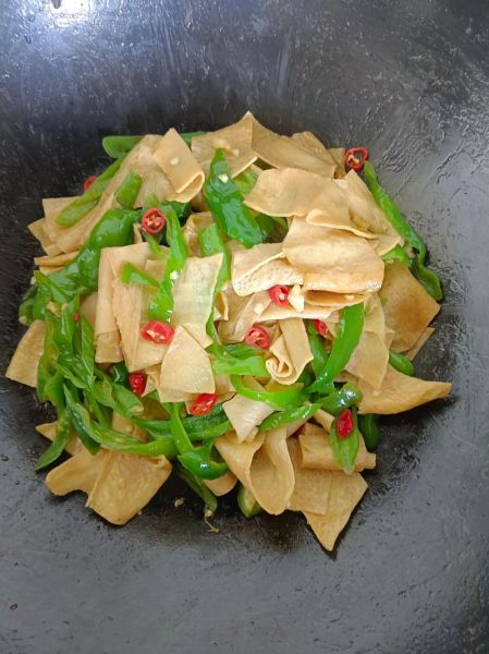辣椒炒豆腐皮怎么炒好吃_辣椒炒豆腐皮的家常做法-第3张图片-山城妙识 辣椒炒豆腐皮怎么炒好吃_辣椒炒豆腐皮的家常做法-第3张图片-山城妙识