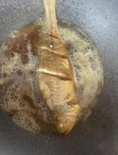 怎么炖鱼不粘锅_炖鱼前怎么处理锅-第3张图片-山城妙识