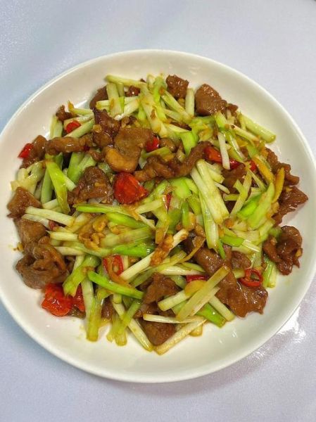 韭黄炒肉怎么做_韭黄炒肉用哪个部位肉-第1张图片-山城妙识 韭黄炒肉怎么做_韭黄炒肉用哪个部位肉-第1张图片-山城妙识