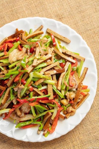 芹菜炒香干是肉还是素_素食者能吃吗-第3张图片-山城妙识
