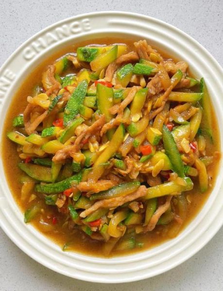 嫩南瓜炒肉怎么做_嫩南瓜炒肉需要焯水吗-第1张图片-山城妙识