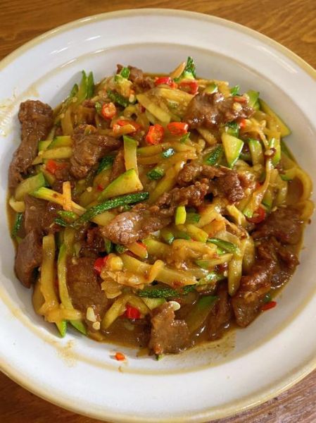 嫩南瓜炒肉怎么做_嫩南瓜炒肉需要焯水吗-第3张图片-山城妙识