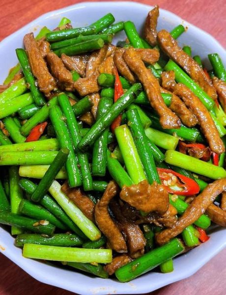 猪肉炒蒜苔怎么做_蒜苔炒肉先炒哪个-第1张图片-山城妙识