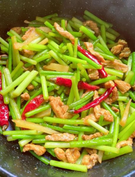 猪肉炒蒜苔怎么做_蒜苔炒肉先炒哪个-第2张图片-山城妙识