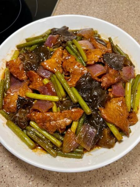 猪肉炒蒜苔怎么做_蒜苔炒肉先炒哪个-第3张图片-山城妙识